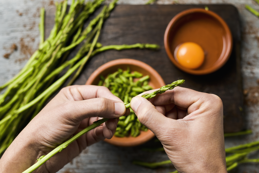 Prve šparoge, mišanca i divlja blitva stigle na tržnice... Iskoristite ...