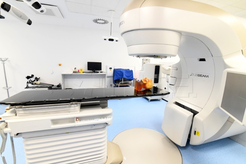 U stereotaksijskoj radiokirurgiji tumor se uništava iznimno precizno usmjerenim zrakama, poput ...